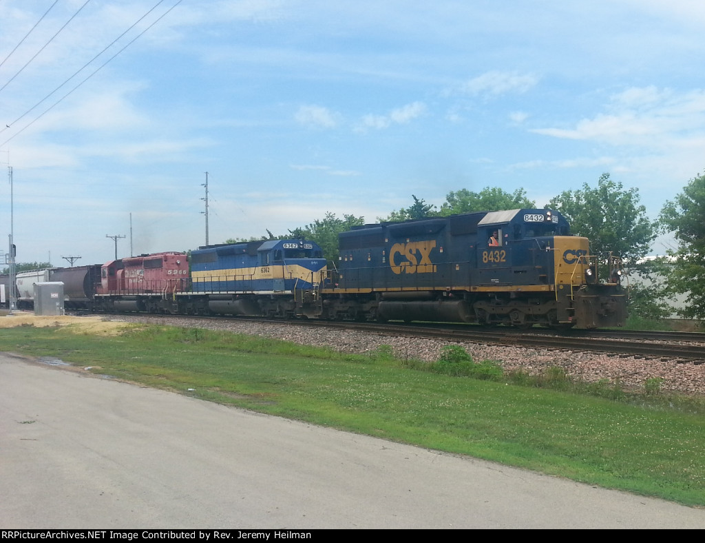 CSX 8432 & others (1)